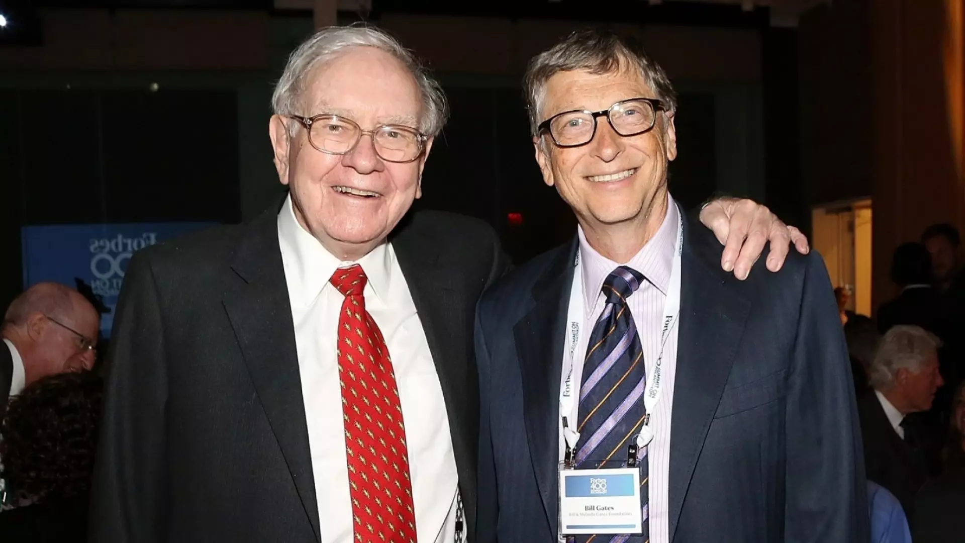 Warren Buffett Alimfundisha Bill Gates Kufanya Zaidi ya Mambo Haya 2 Ili Kuongeza Mafanikio na Furaha.