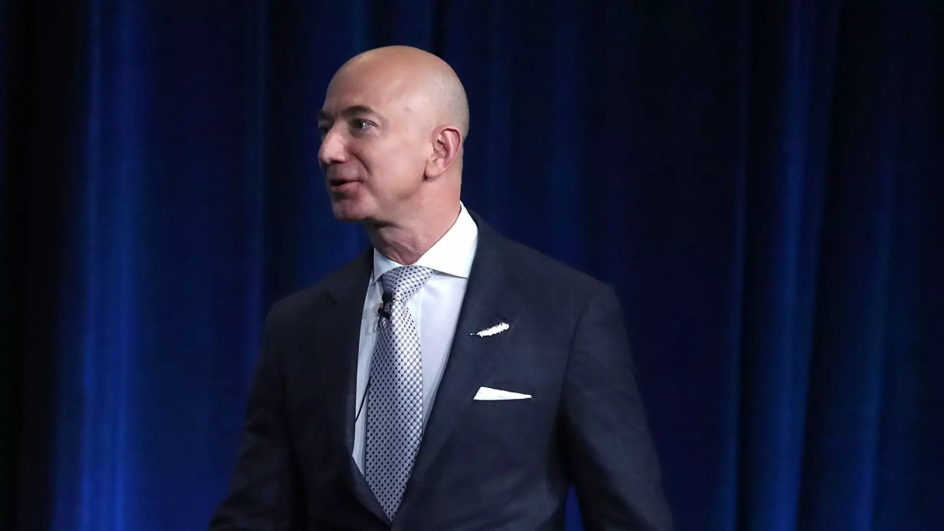 Jeff Bezos රැස්වීම්වලදී PowerPoint ඉදිරිපත් කිරීම් තහනම් කළේය. ඔහු ඔවුන් සමඟ ආදේශ කළ දේ දීප්තිමත් ය