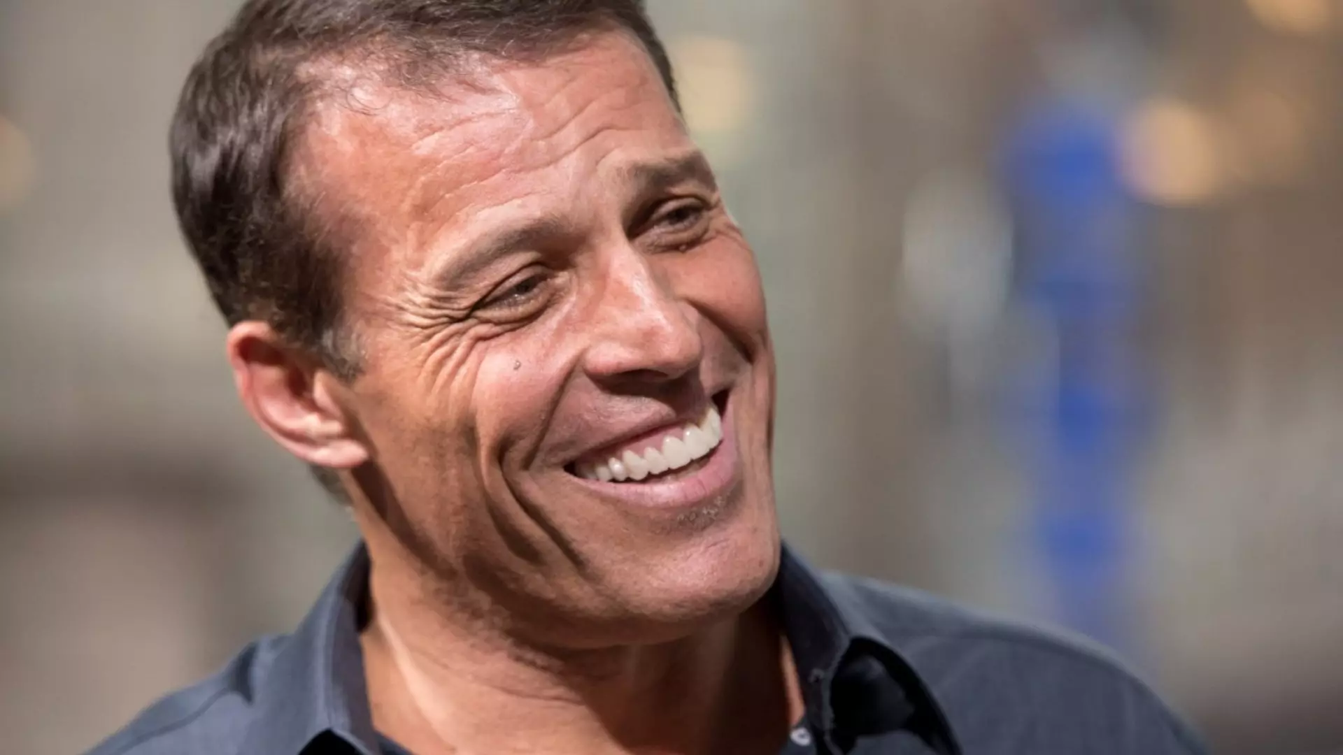 Tony Robbins, Elizabeth Gilbert an Tim Ferriss stëmmen dëst 1 Wuert eis am meeschte wéi