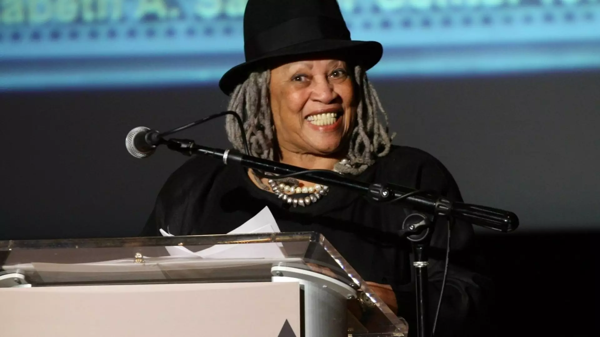 Toni Morrison, garaşýan baglanyşyklarymyzy döretmek barada