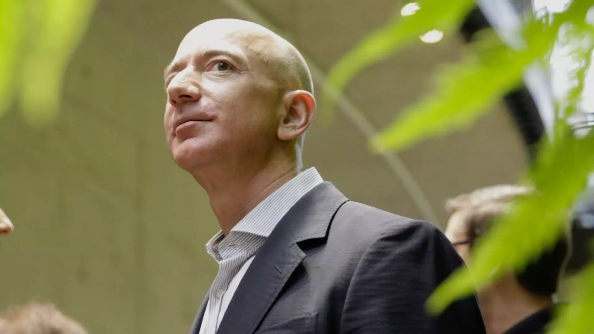 Glavni izvršni direktor Amazona, Jeff Bezos, si ogleda objekt ob slavnostnem odprtju Amazon Spheres v Seattlu v Washingtonu 29. januarja 2018. Amazon je odprl svoj novi pisarniški prostor v Seattlu, ki je bolj podoben deževnemu gozdu. Podjetje je ustvarilo kompleks Spheres, da bi spodbudilo ustvarjalnost zaposlenih.