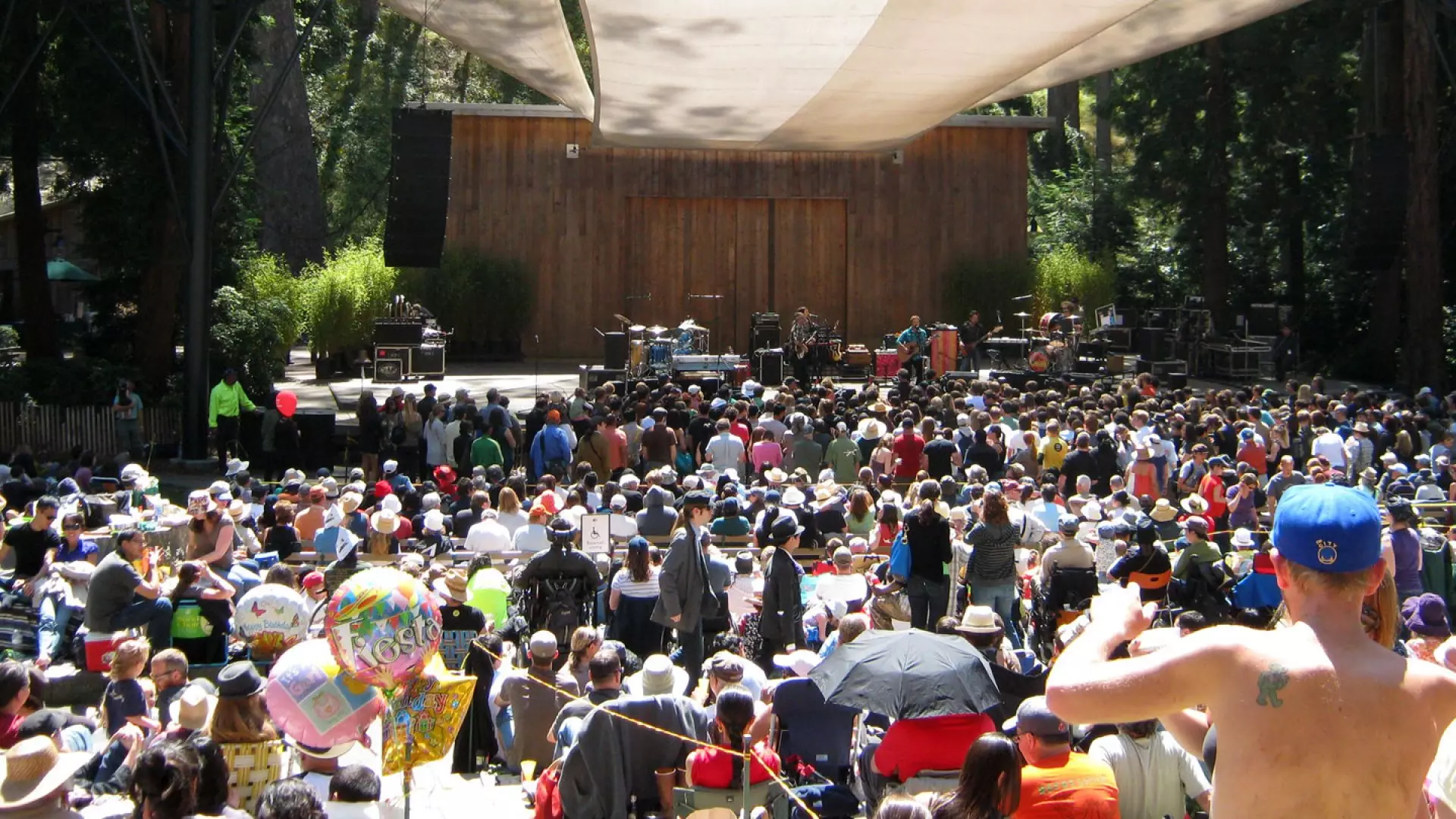 Një Festival Folklor në Brisbane e ktheu këtë artist regjistrimi në një menaxher muzikor