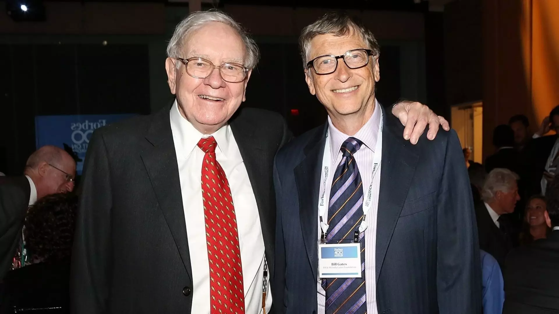 Warren Buffett (ဝဲ) နှင့် Bill Gates တို့ ဖြစ်သည်။