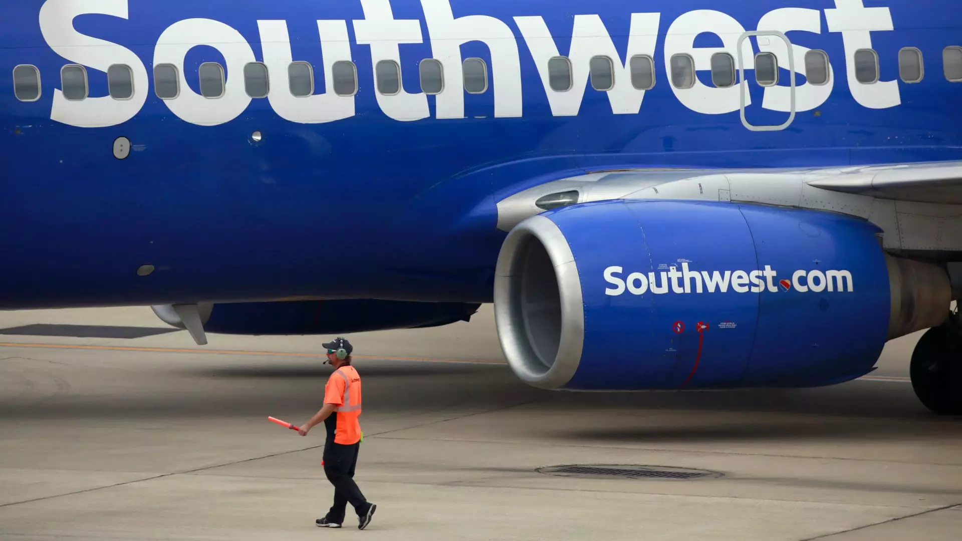 Një punëtor drejton një avion pasagjerësh Boeing 737 të Southwest Airlines.