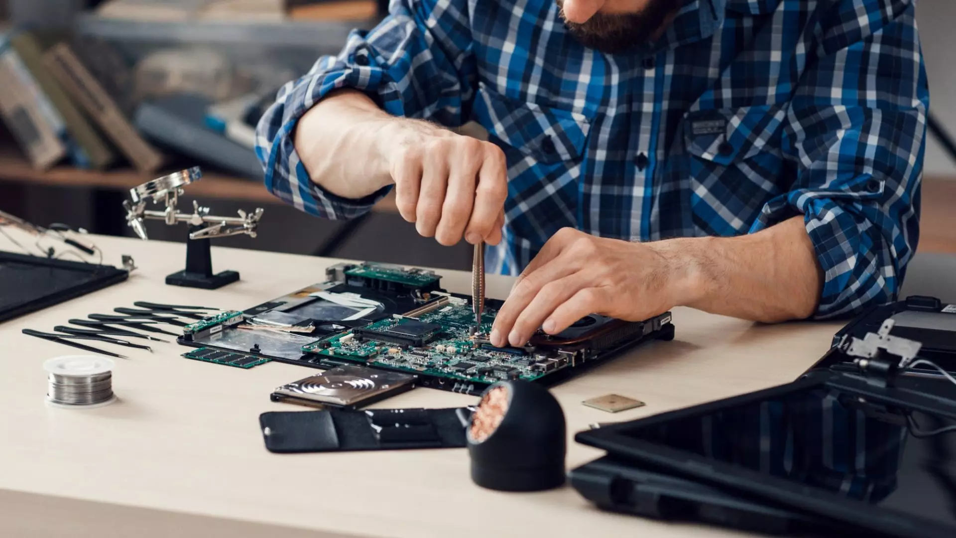 Wenn Sie lernen möchten, wie man Probleme wie ein Ingenieur löst, versuchen Sie, Dinge auseinander zu nehmen und wieder zusammenzusetzen.