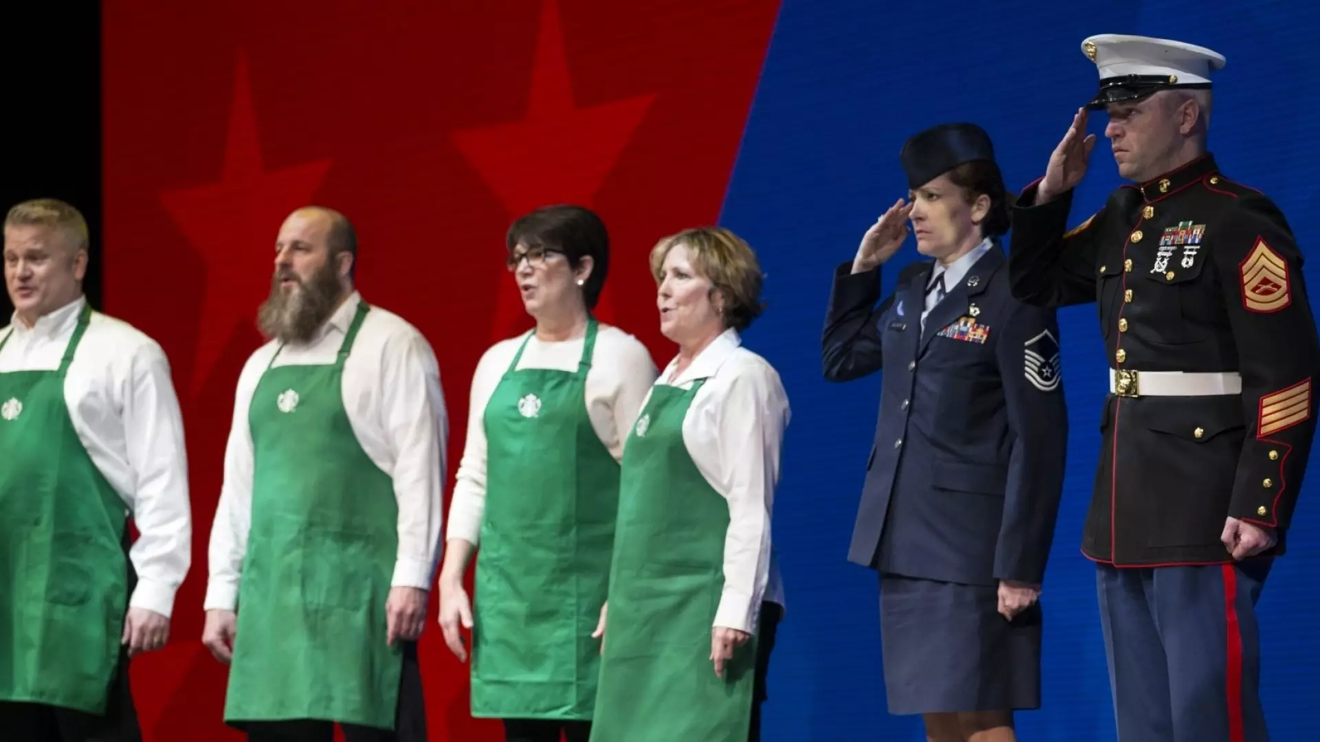 Hevkarên Starbucks di 22ê Adar, 2017-an de li Seattle, Washington, di civîna salane ya pargîdaniyan de, di dema ku endamên artêşê silav dikin, Stêrk Spangled Banner dibêjin.