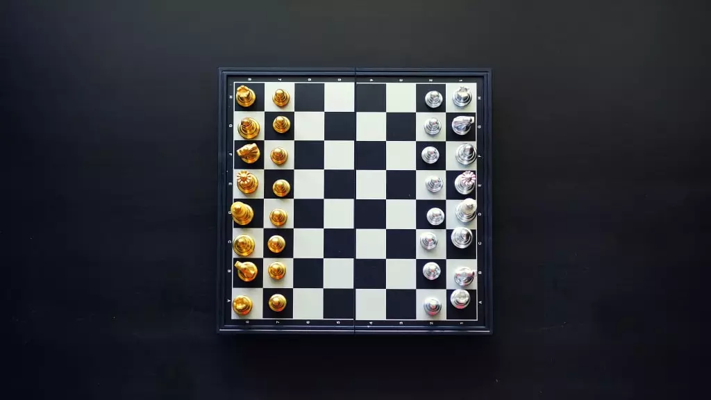 Wie emotional intelligente Menschen die Regel des Schachspielers nutzen, um Beziehungen zu stärken und unter Druck Leistung zu erbringen
