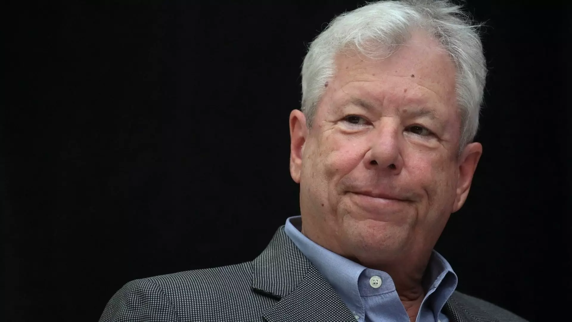 Professor Richard Thaler van de Universiteit van Chicago spreekt gasten toe tijdens een receptie op de universiteit nadat hij vernam dat hij op 9 oktober 2017 in Chicago, Illinois, de Sveriges Riksbank Prize in Economic Sciences 2017 had gekregen ter nagedachtenis aan Alfred Nobel. Thaler kreeg de prijs voor zijn onderzoek op het gebied van gedragseconomie.