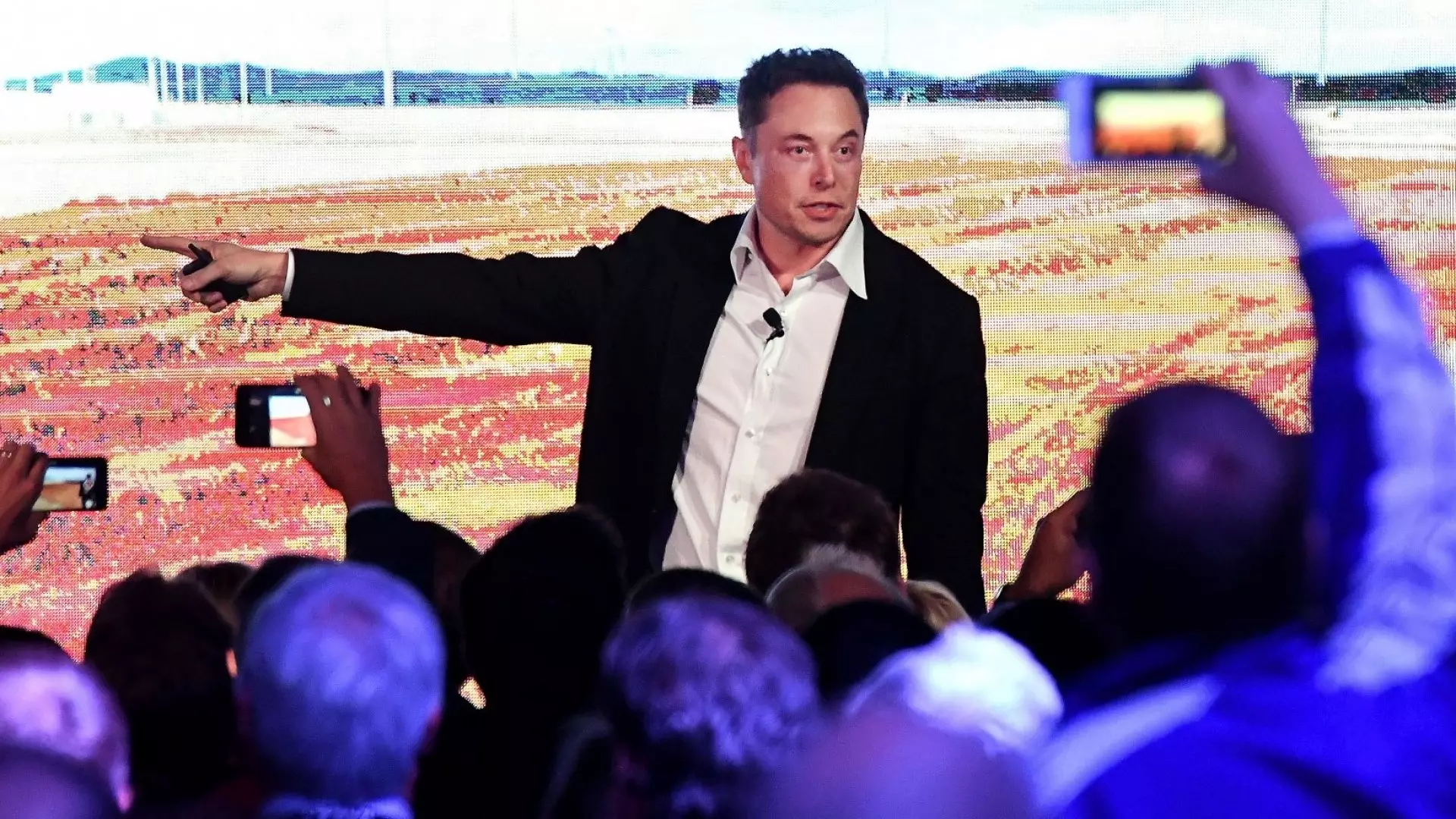 Элон Маск 2017 оны 9-р сарын 29-нд Австралийн Аделаида хотод болсон Hornsdale Wind Fam-д болсон Tesla Powerpack-ийн нээлтийн арга хэмжээнд илтгэл тавих үеэр.