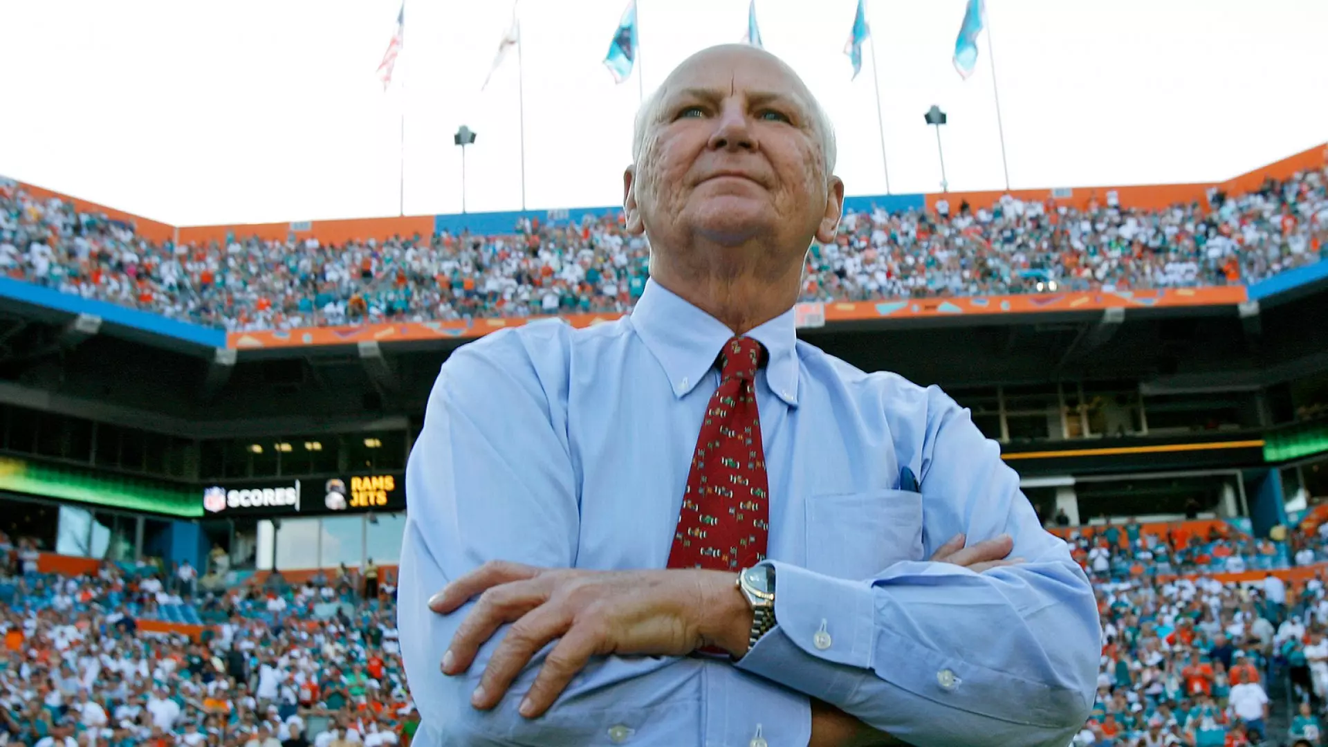 Dëst 9. November 2008, Fichier Foto weist H. Wayne Huizenga op Dolphin Stadium zu Miami. Huizenga, e Fachhéichschoul dropout deen e Geschäftsimperium gebaut huet dat Blockbuster Entertainment, AutoNation, an dräi professionnelle Sportsfranchise enthält, ass gestuerwen. Hie war 80.