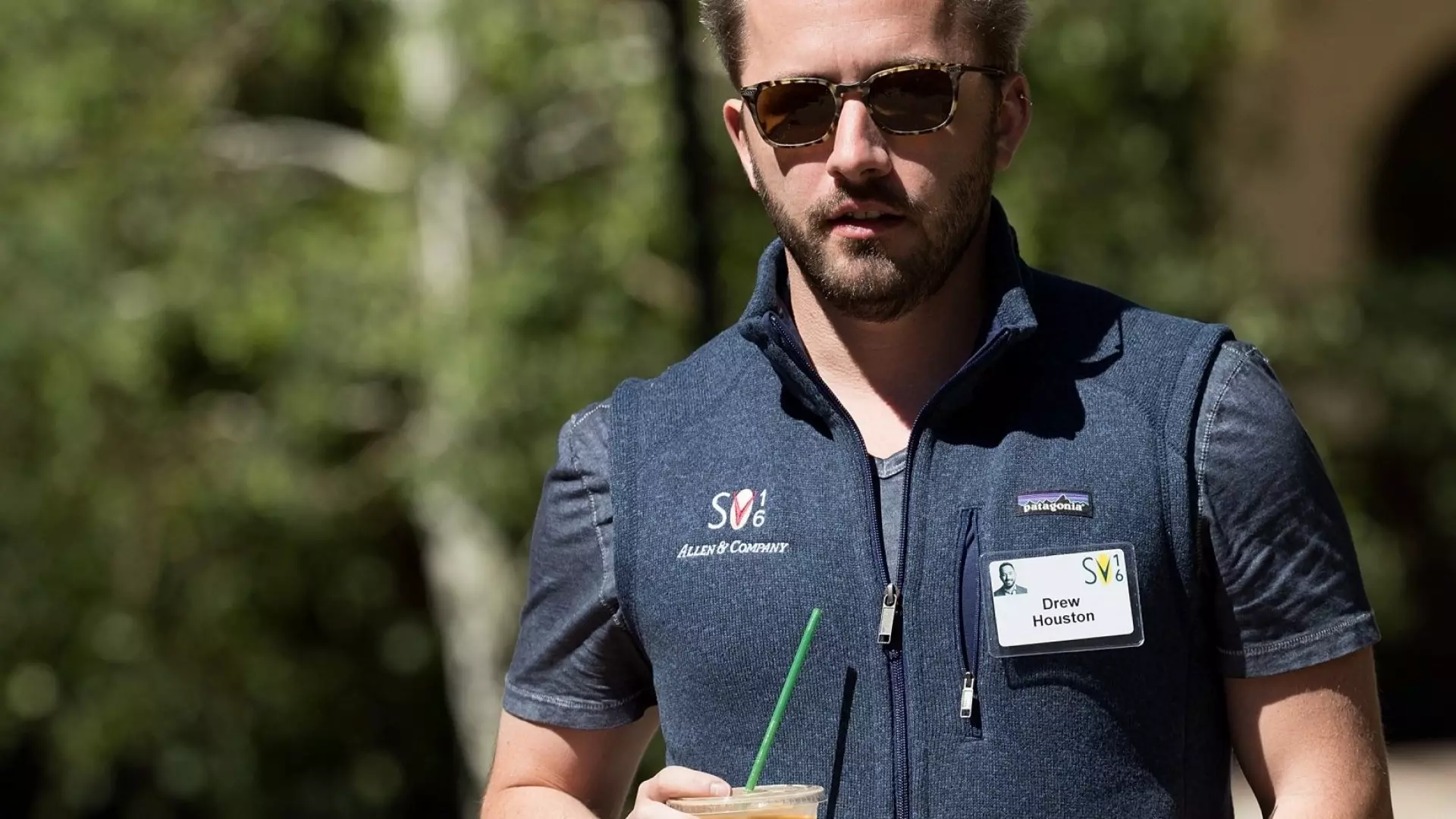 Drew Houston, haadbestjoerder fan Dropbox, bywenje de jierlikse Allen & Company Sun Valley Conference, 7 july 2016 yn Sun Valley, Idaho. Elke july komme guon fan 'e meast begoedige en machtige ûndernimmers yn' e wrâld út 'e media, finânsjes, technology en politike sfearen gear yn it Sun Valley Resort foar de eksklusive konferinsje fan 'e wike. (Foto troch Drew Angerer / Getty Images)