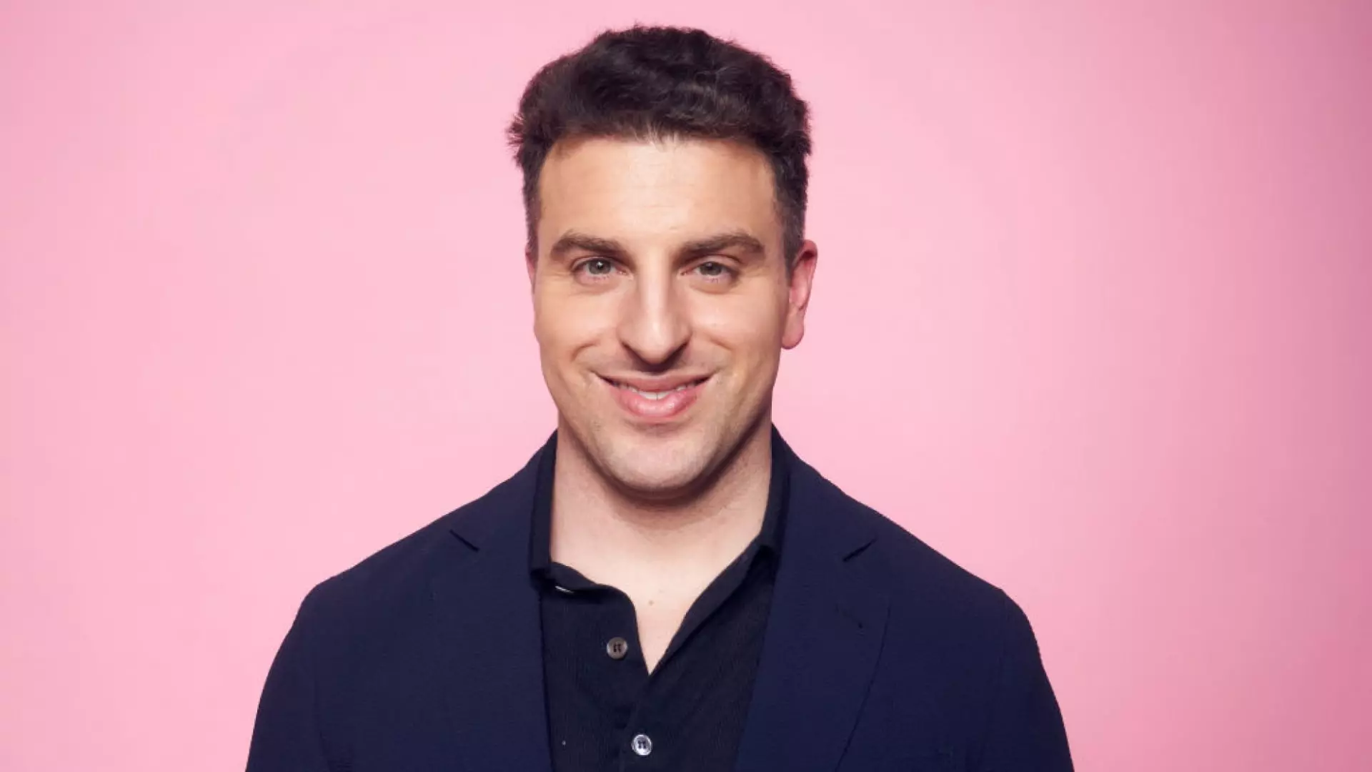 Airbnb CEO Brian Chesky: Aarbecht, Liewen a Vakanz wäerten ee grousse Blob ginn