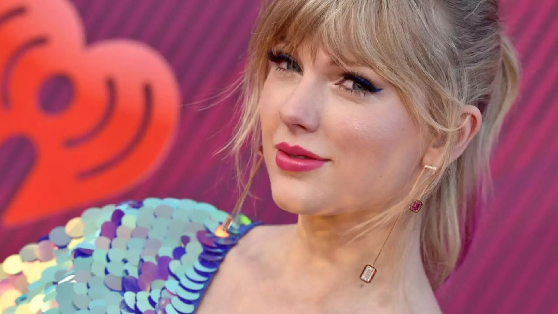 Awọn onijakidijagan Taylor Swift Kọ Rẹ Ẹkọ Iyalẹnu ni Bii O Ṣe Ṣe Ṣẹda Iye. Nibi O wa ninu gbolohun 1