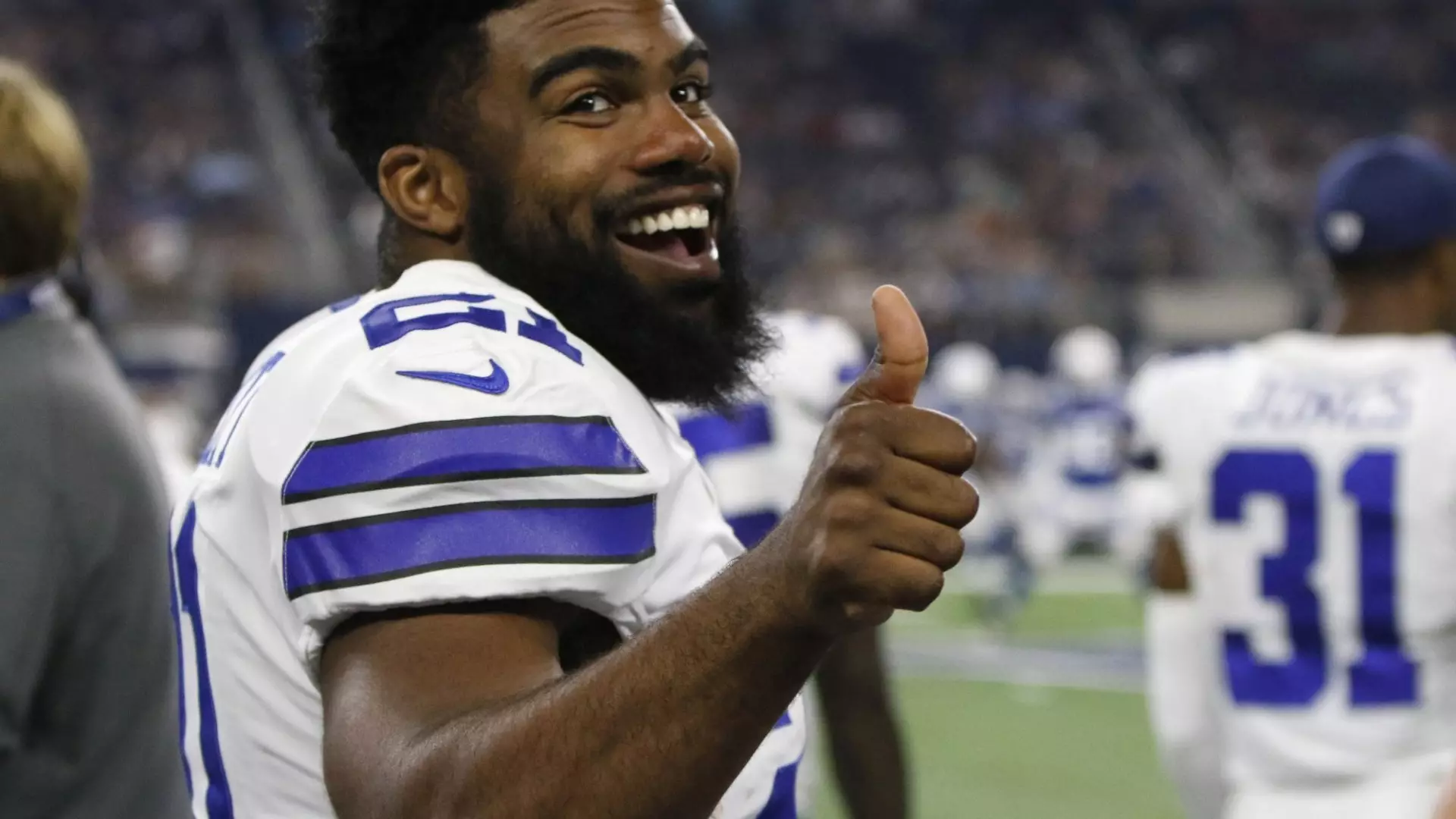 Ezekiel Elliott is bliid sa lang as hy op it fjild is, en helpt de Dallas Cowboys.