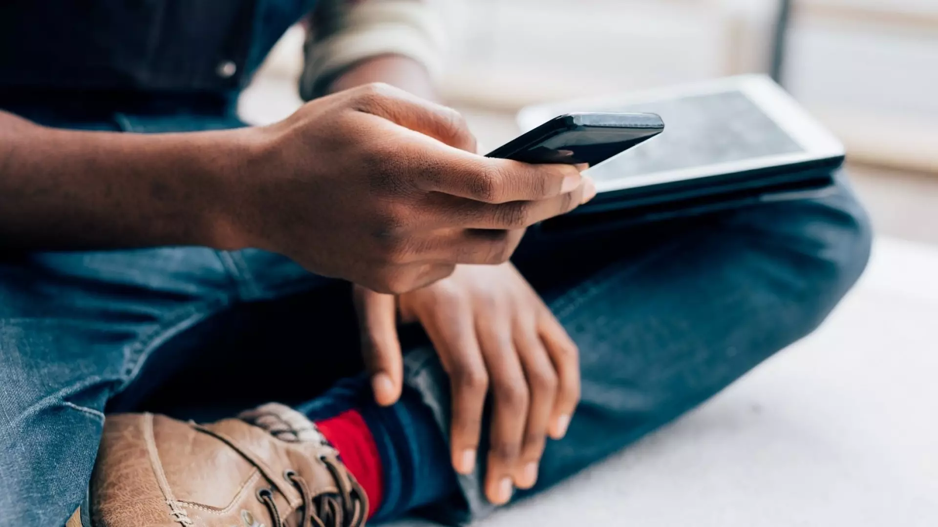 Waarom je volgens de psychologie niet kunt stoppen met het controleren van je telefoon