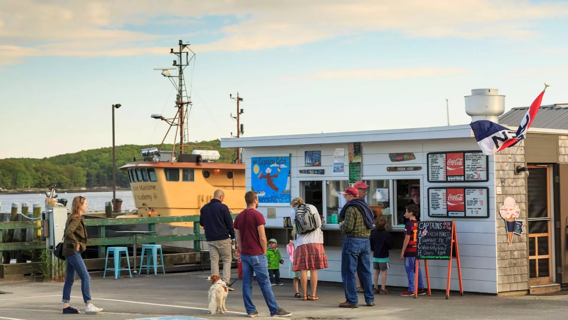 ผู้คนรอที่ Captain's Catch กระท่อมกุ้งก้ามกรามและหอยใน Castine รัฐ Maine