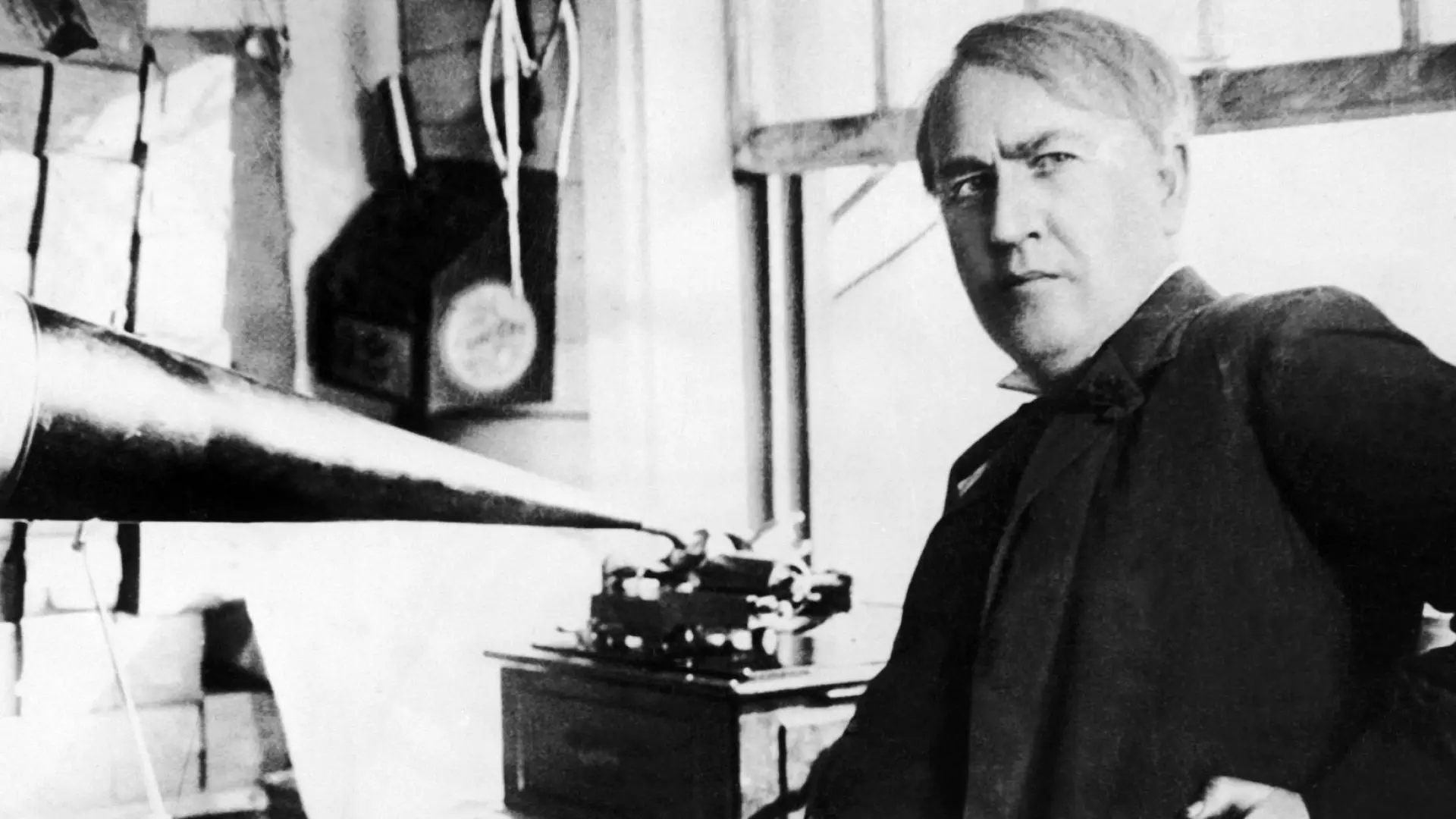 Thomas Edison với máy quay đĩa của mình.