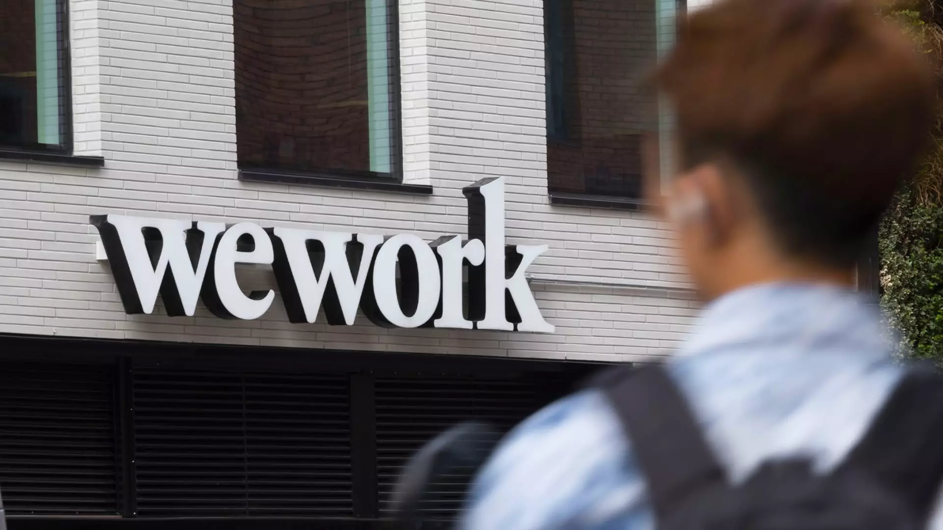 “WeWork” -yň iş ýerleri Öňki Saks Bäşinji şaýoly dükanlaryna gelýär