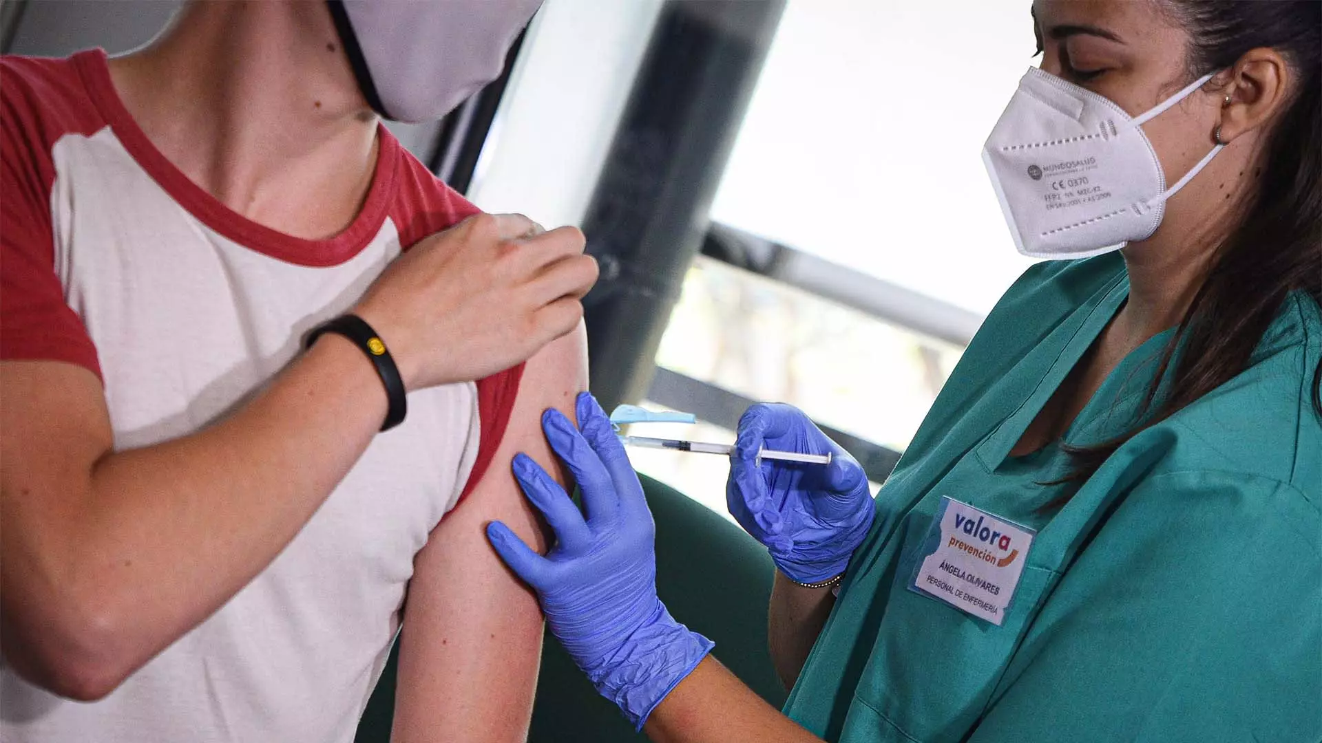 모더나 코로나19 백신을 맞고 있는 어린이.