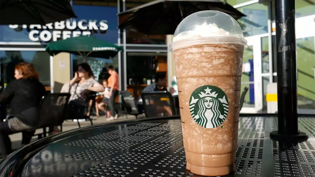 Nandroaka Barista i Starbucks taoriana kelin'ny niantsoany baiko adala. Tokony Nomeny Fisondrotana Izy