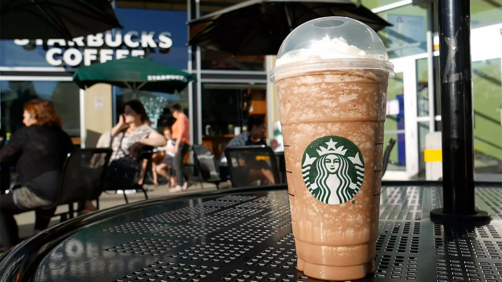 Starbucks ол ақылсыз тапсырысты шақырғаннан кейін көп ұзамай баристаны жұмыстан шығарды. Олар оны жоғарылату керек еді