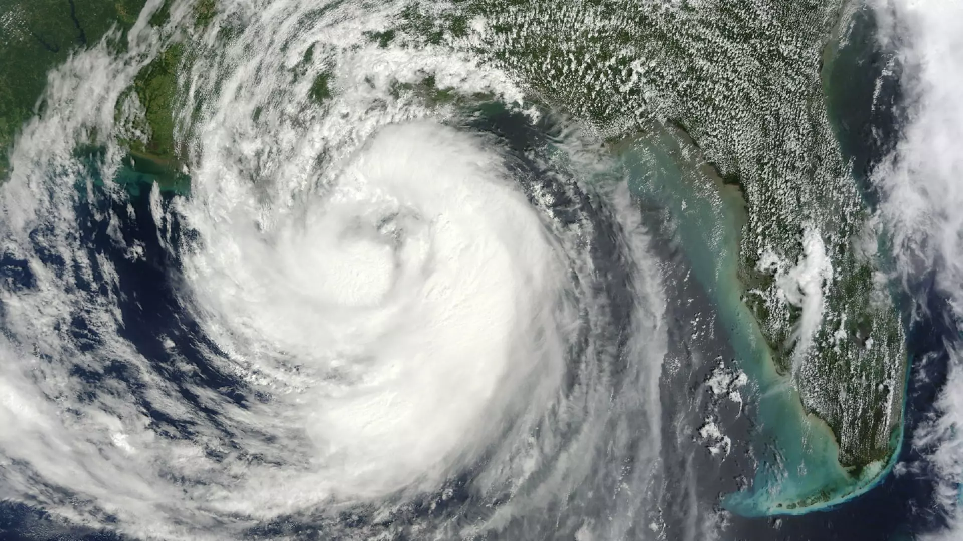 NASA satelliit Terra jäädvustas selle pildi troopilisest tormist Isaacist 28. augustil, kui see liikus läbi Mehhiko lahe loodesse.