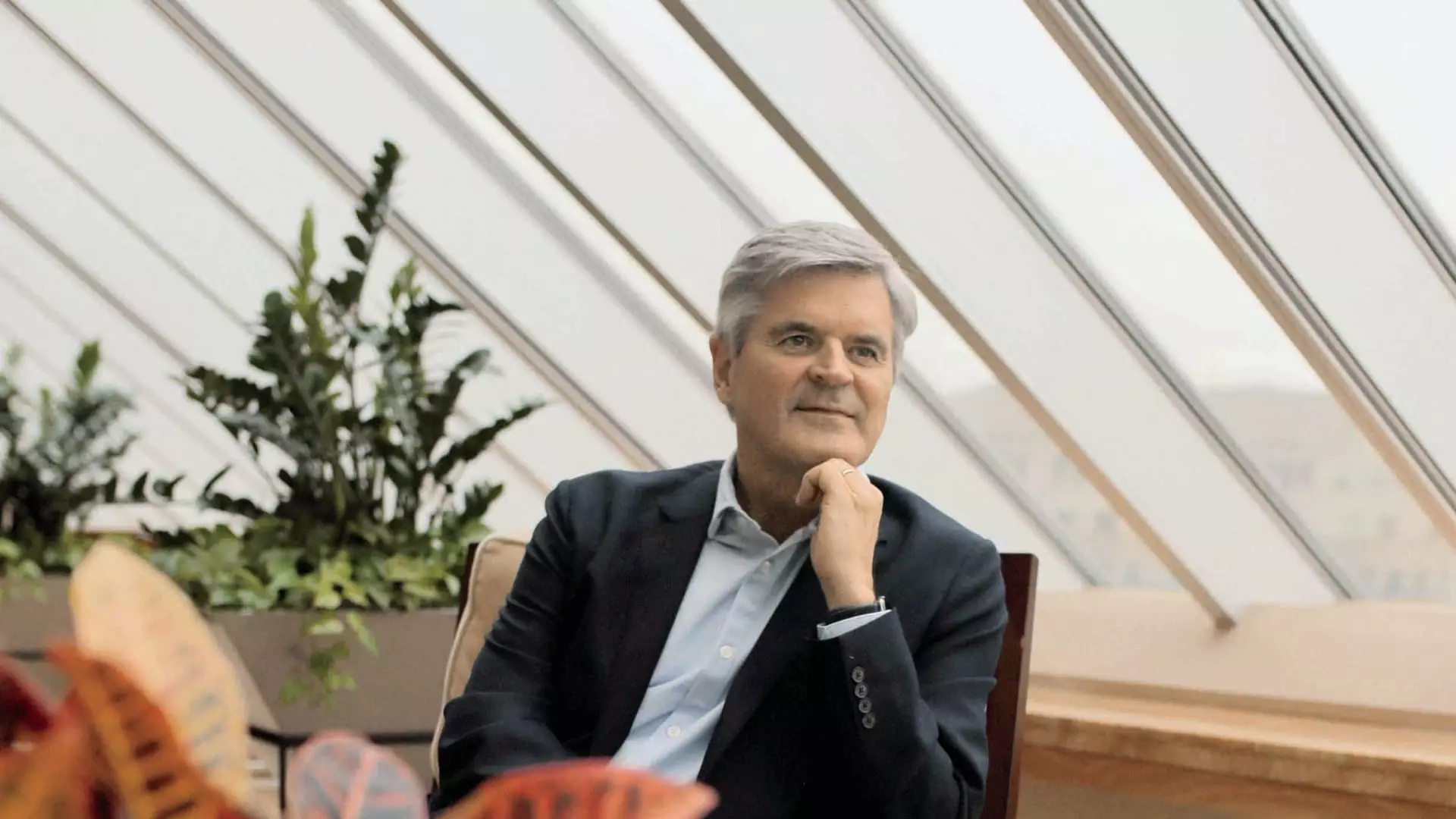 Steve Case, tutaj, w swoim biurze w Waszyngtonie, założył fundusz zalążkowy Rise of the Rest, aby wspierać start-upy spoza Startup Country. Lubi to, co dostaje za swoje pieniądze.