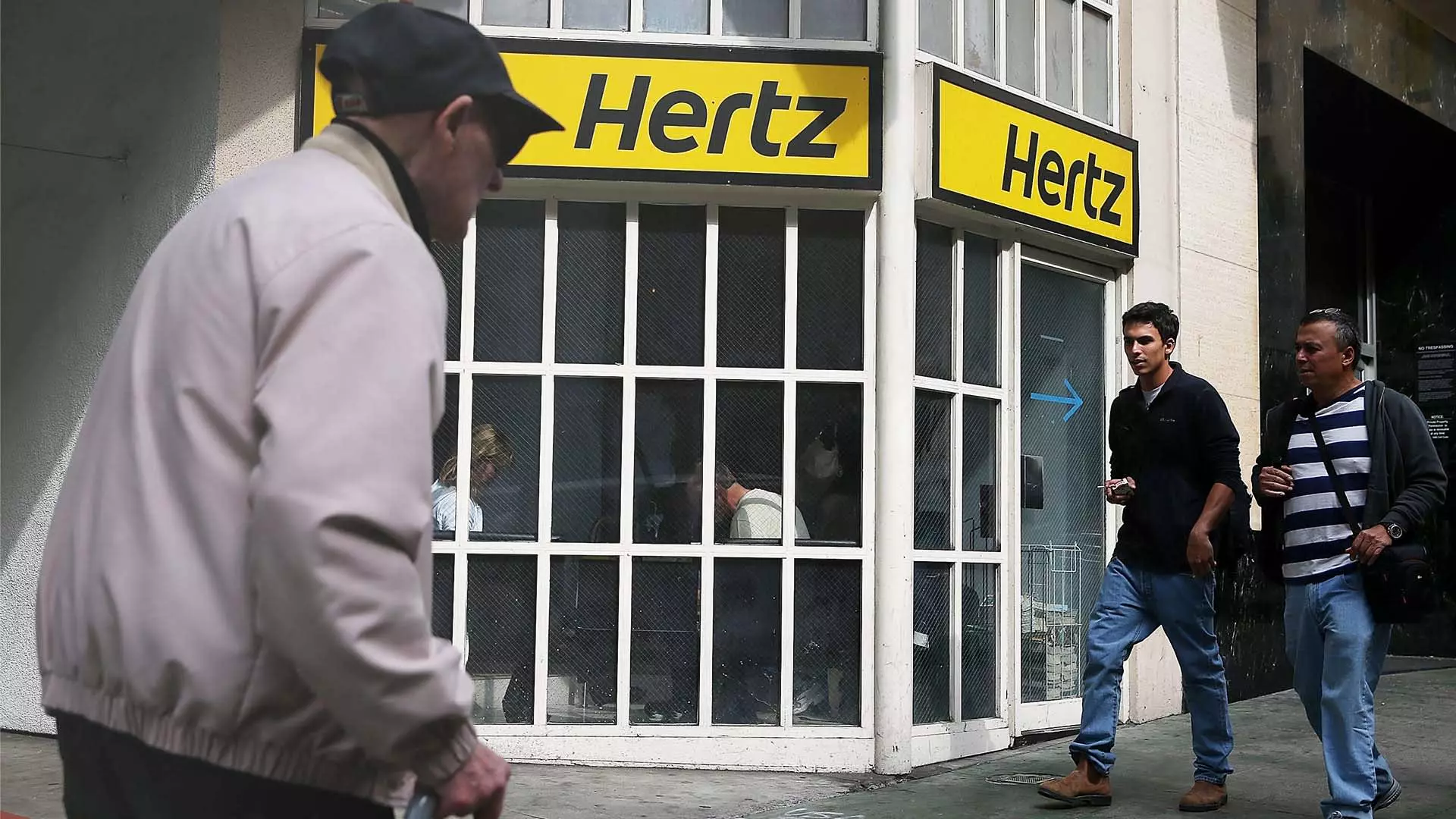 Nova CEO de Hertz diras, ke falsaj arestoj de klientoj estas 