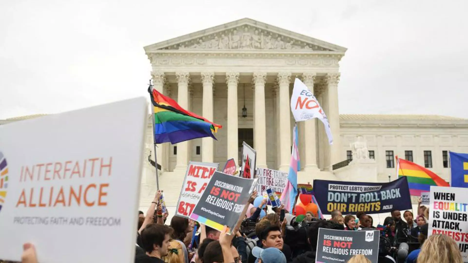 Demonstranten voor LGBT-rechten verzamelen zich buiten het Amerikaanse Hooggerechtshof in Washington, DC