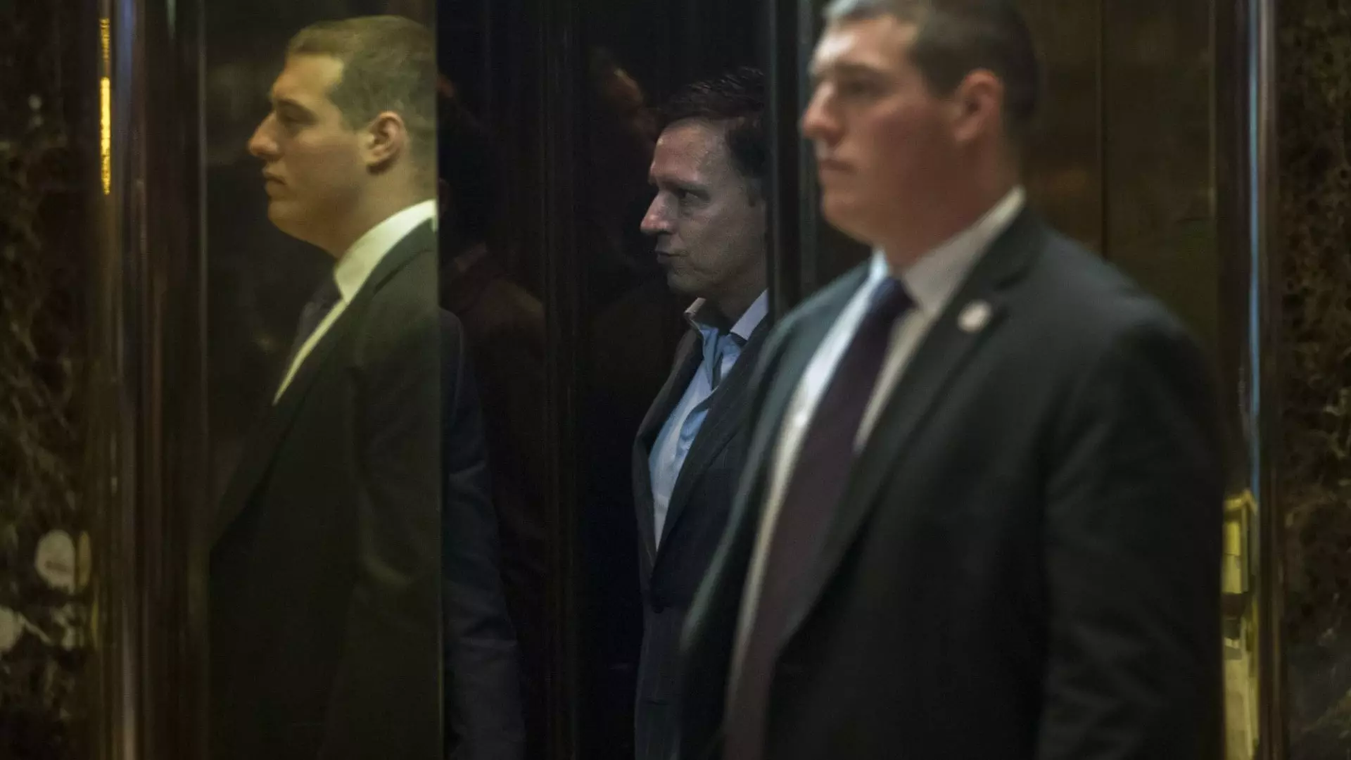 Peter Thiel (en ascensor).