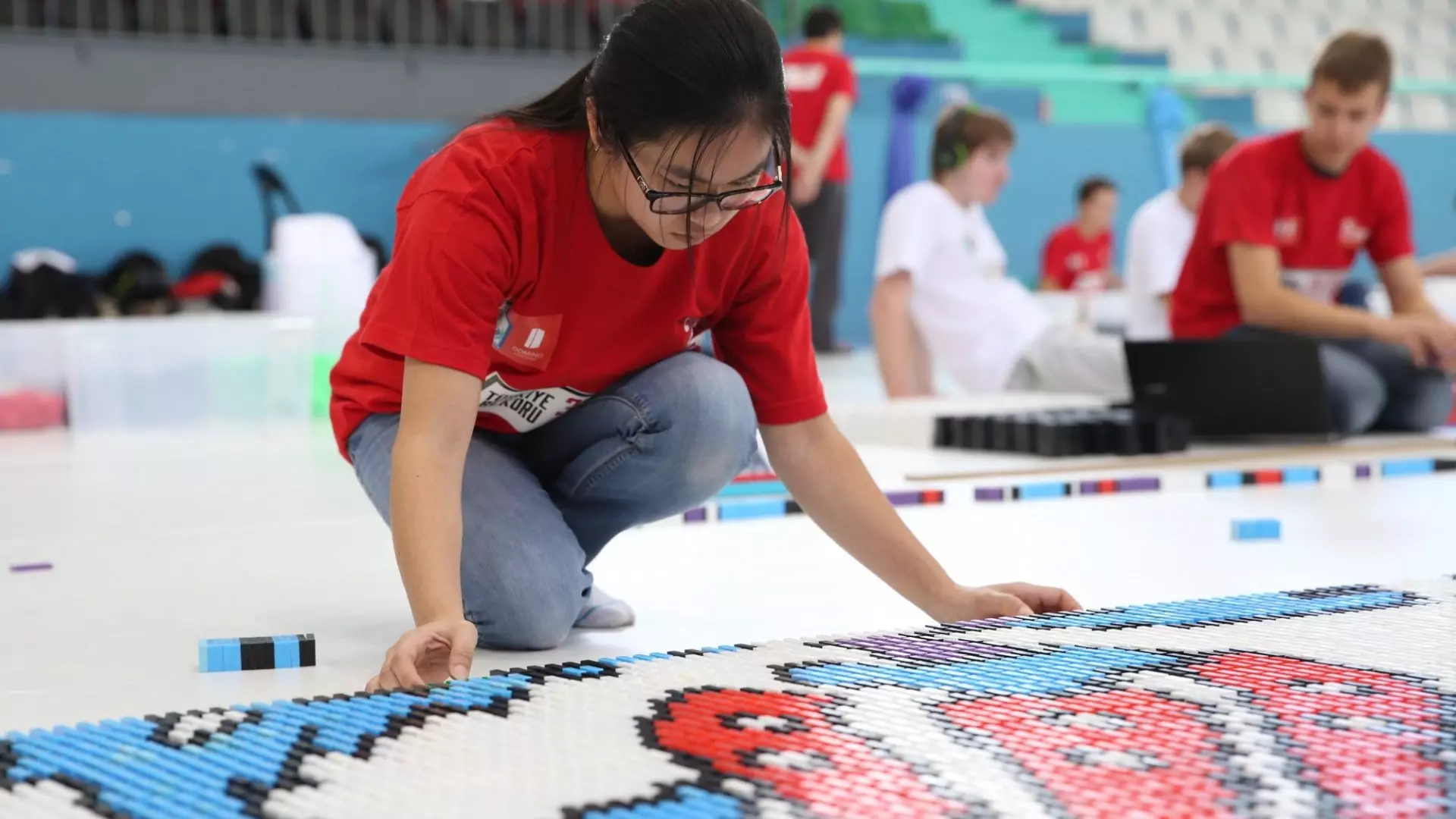 18 yaşındaki Lily Hevesh, Türkiye'de bir domino etkinliğinde yarışıyor.