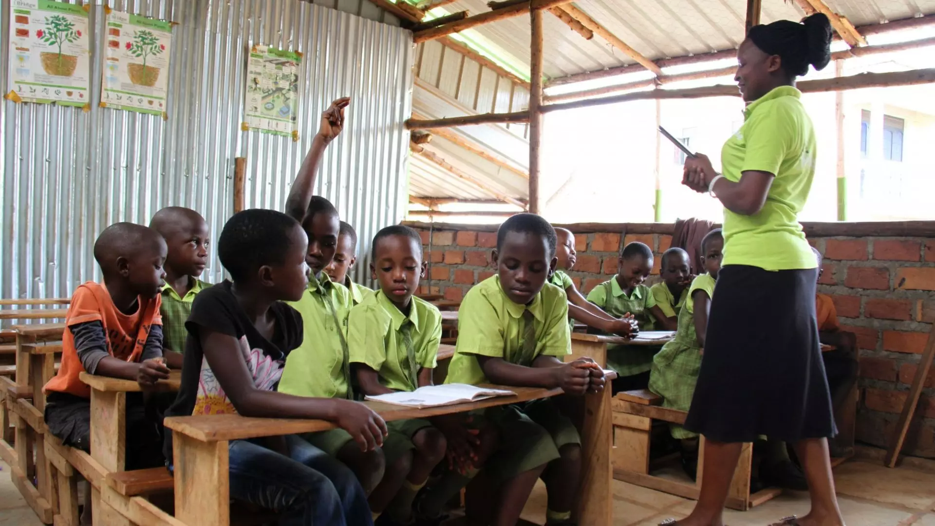 Un insegnante tiene un corso presso le Bridge International Academies a Nsambi, nei sobborghi di Kampala, in Uganda.