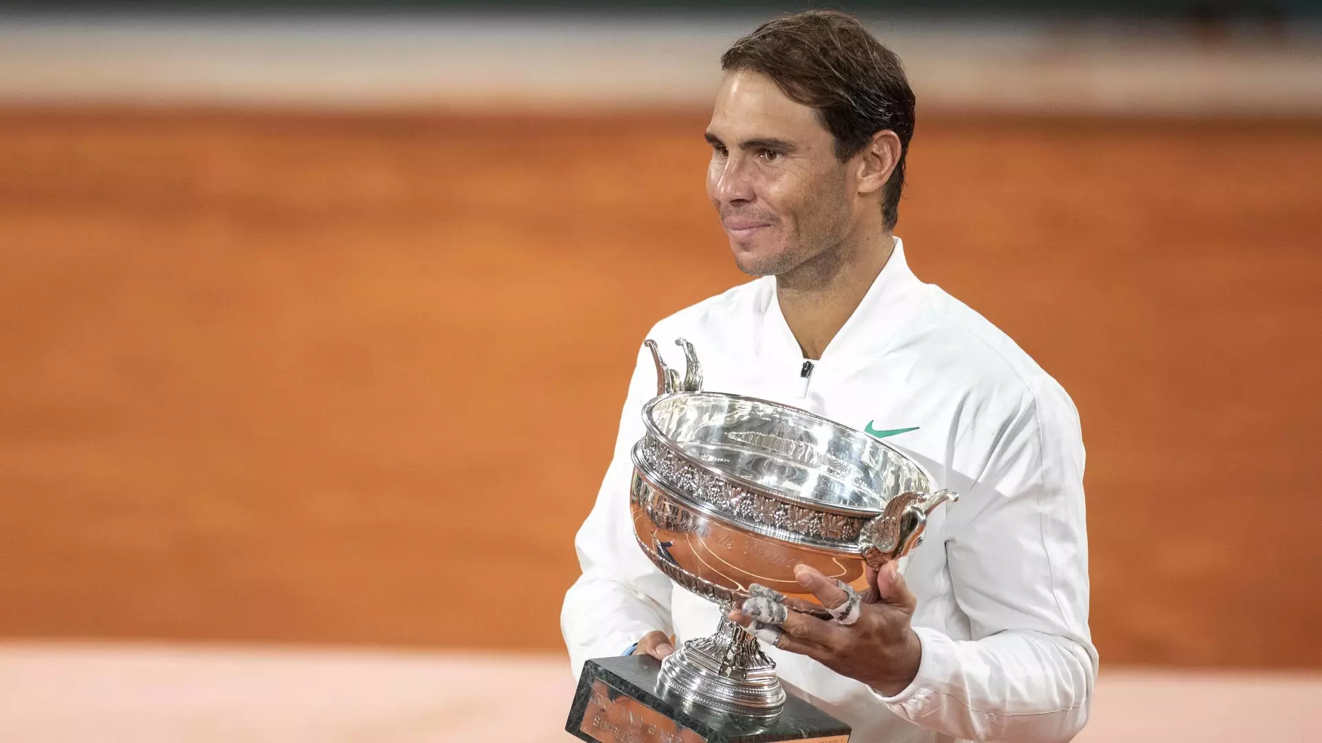 Rafael Nadal bazar günü Fransa Açıq Çempionatında kişilər arasında təkbətək yarışın finalında Novak Cokoviçə qarşı qələbəsindən sonra.