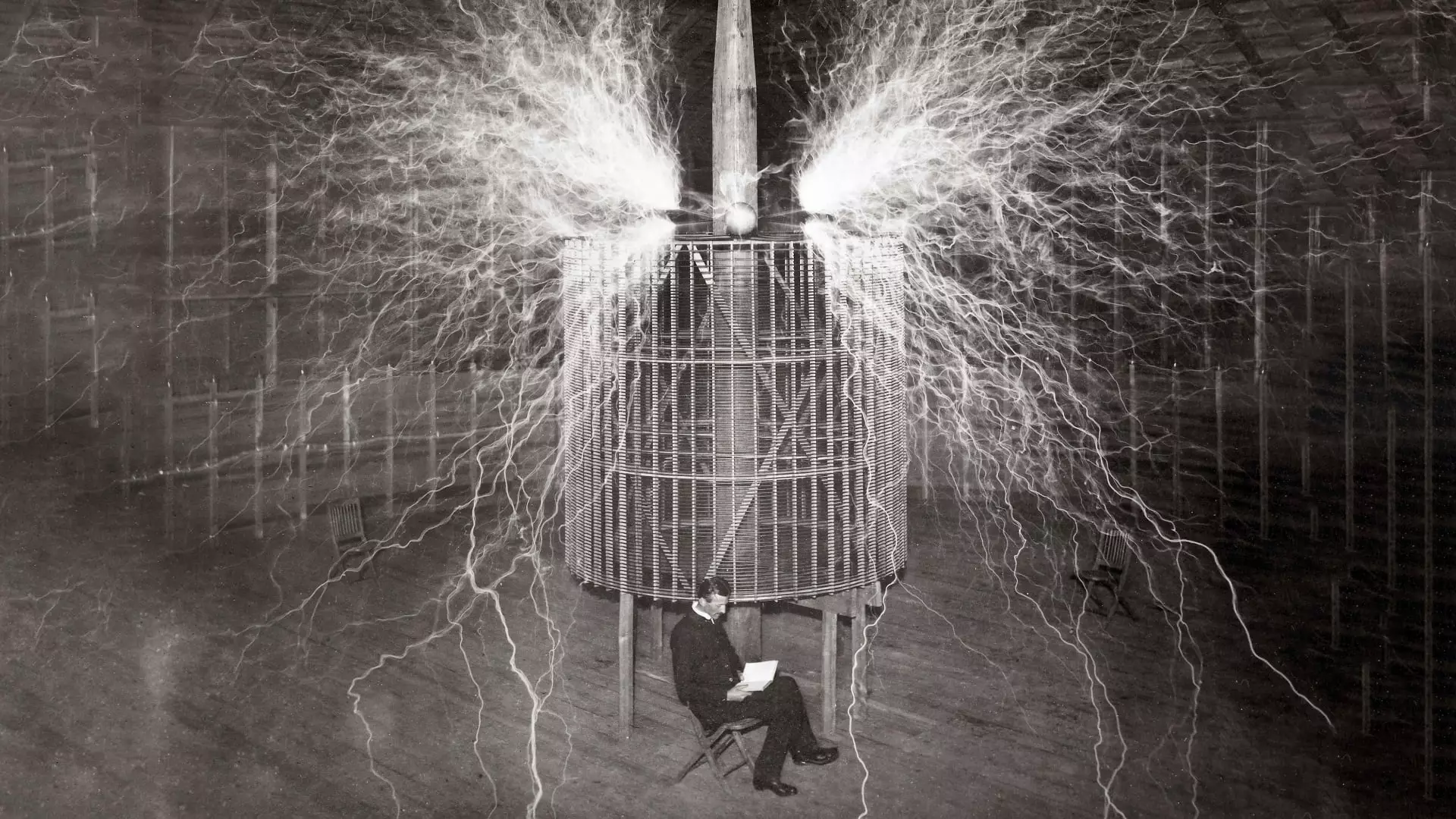 Nikola Tesla, Serbian-American physicist nga naglingkod sa iyang laboratoryo sa Colorado Springs uban sa iyang